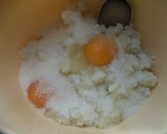 Virti ryžiai, cukraus smėlis ir kiaušiniai į dubenį