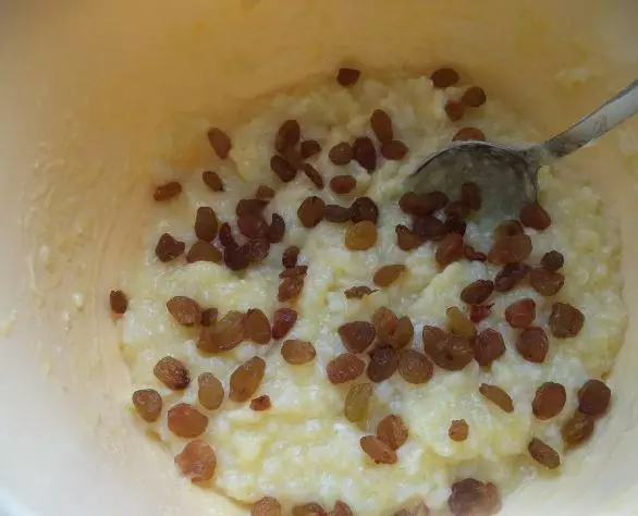 캐서롤 용 쌀 질량이있는 그릇에 건포도와 버터