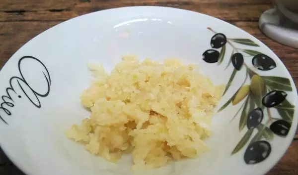 Λείανση σκόρδου σε ένα πιάτο
