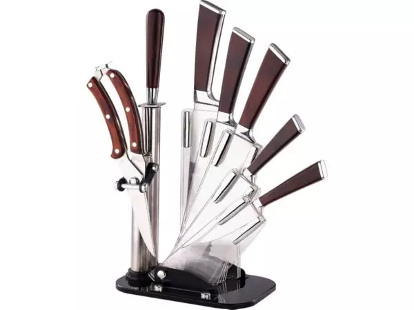 Set di coltelli con manici in legno su un supporto