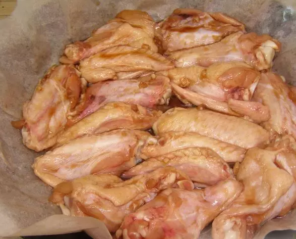 Ales de pollastre marinades en forma de cocció amb paper de fleca en salsa mèdica i de soja