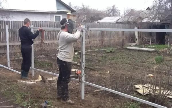 A kerítés keresztirányú gerendáinak felszerelése