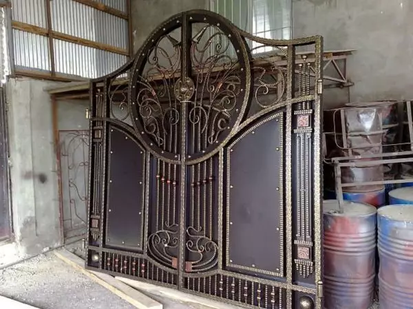 Gerbang usang dengan pengisian logam