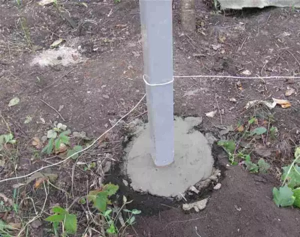 Pole derramado de cimento