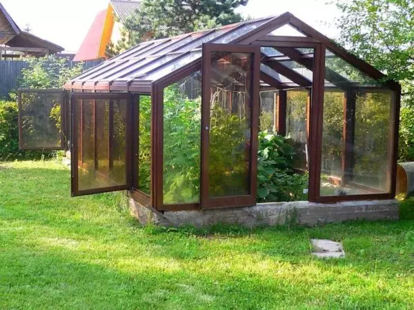 Kahoy ug Glass Greenhouse