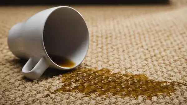 茶溢出在地毯上