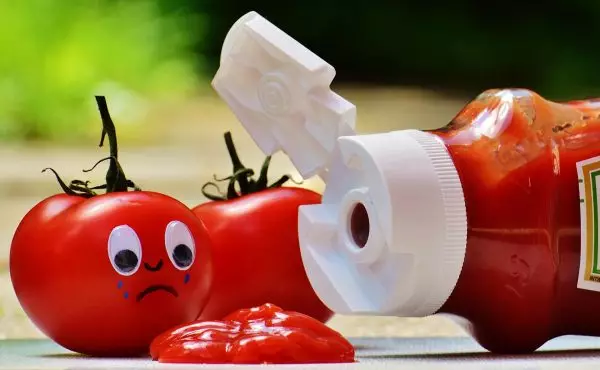 Tomate frío sobre una botella de salsa de tomate.