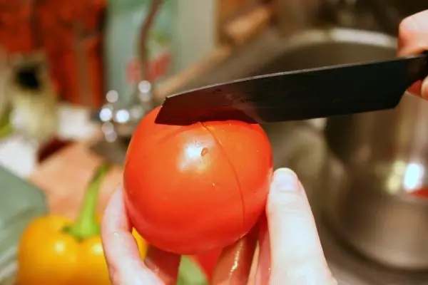 Tomato borosy avy amin'ny hoditra