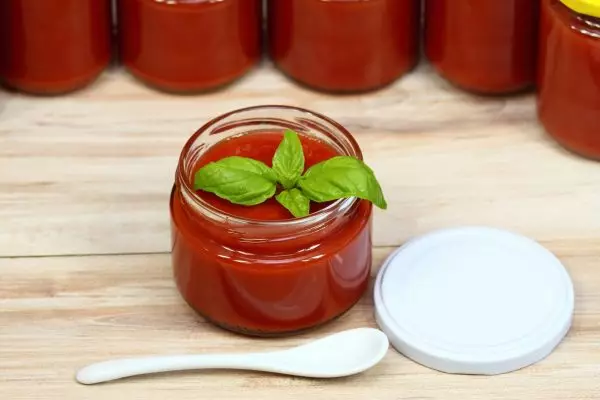 Ketchup dans un pot en verre