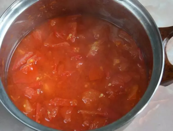 Tomater och paprika kokas i en kastrull