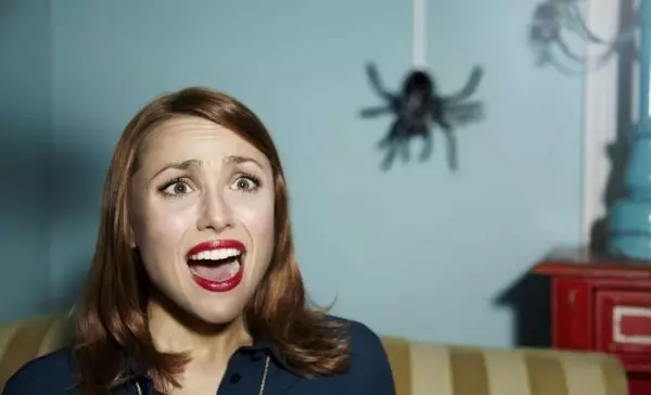 אישה מפוחדת עכביש