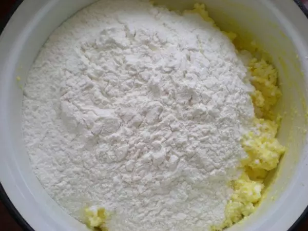 Introduction flour to cottage cheese