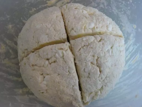 Klaar Curd Dough voor Cheburekov