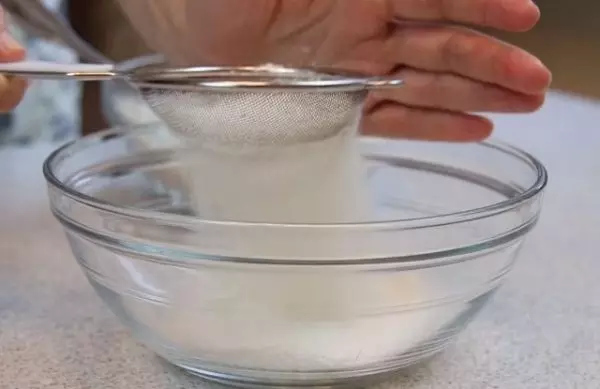 Menyaring tepung melalui penapis