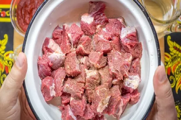 اللحوم في وعاء