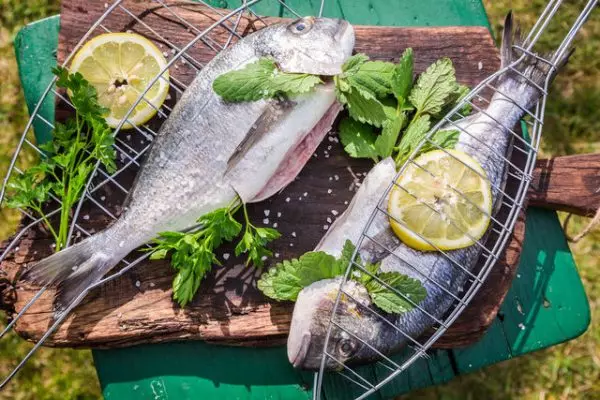 Si të gatuaj peshk në skarë: receta dhe këshilla, udhëzimet hap pas hapi për rezultatin më të mirë