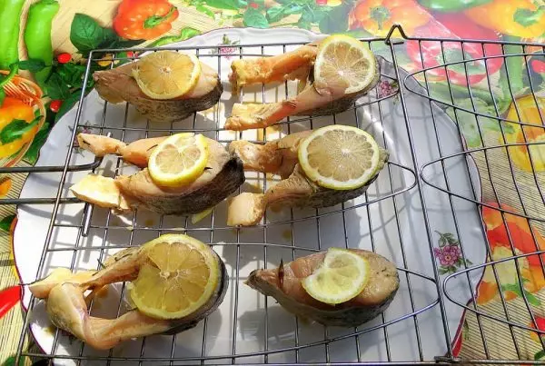 鱼牛排和切片的柠檬