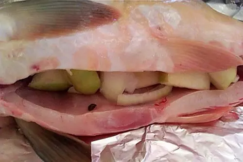 Fisk fylld med äpple och lök