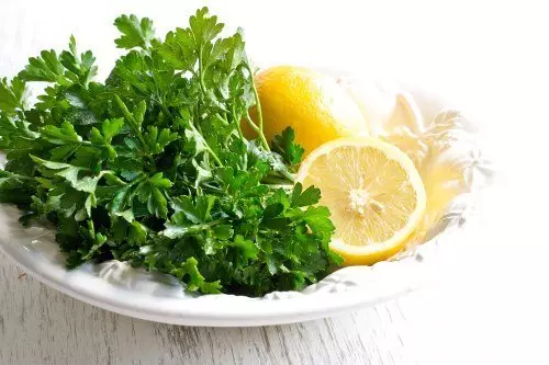 I-parsley kunye ne-lemon kwiplate