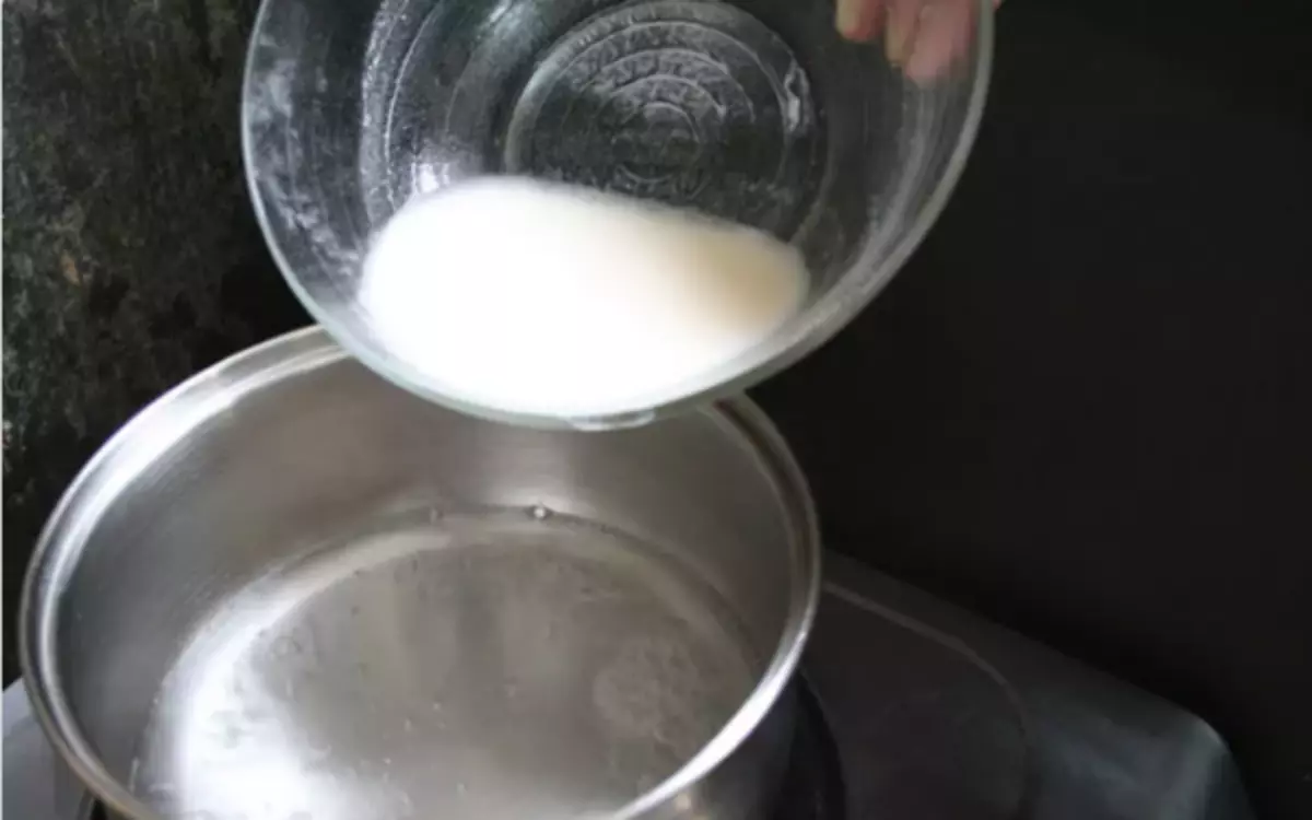 Verter una mezcla de harina en agua hirviendo.
