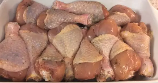 Kaki Ayam Raw ing Formulir Putih Kanggo Baking