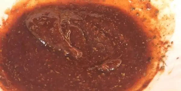 Pikantny sos w misce