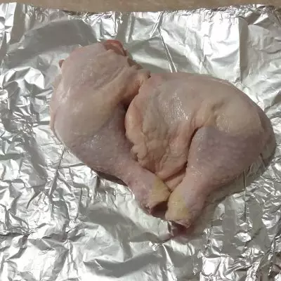 Ham ayam mentah di atas kerajang untuk baking