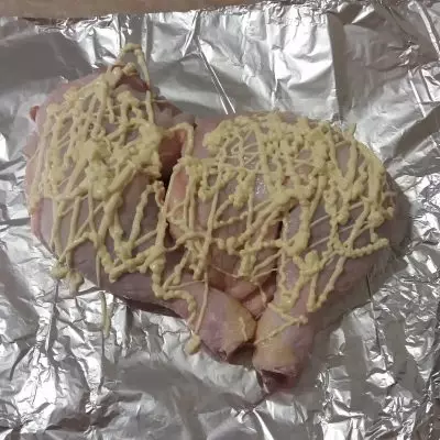 មាន់មាន់ឆៅជាមួយ mayonnaise នៅលើ foil