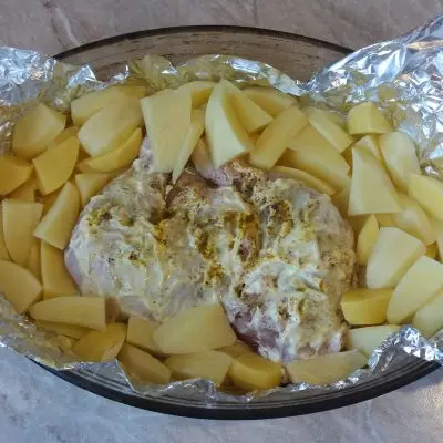 Tangkal hayam atah sareng kentang pikeun baking sareng foil