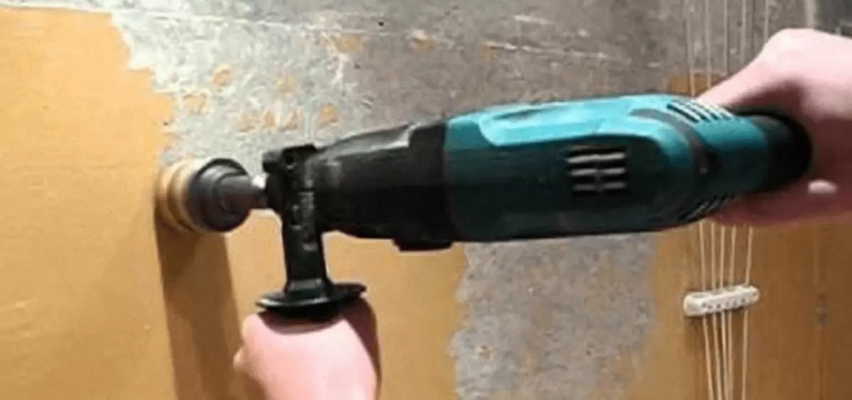 Bir nozzle olan elektrikli bir insandan istifadə edərək köhnə boyanın çıxarılması