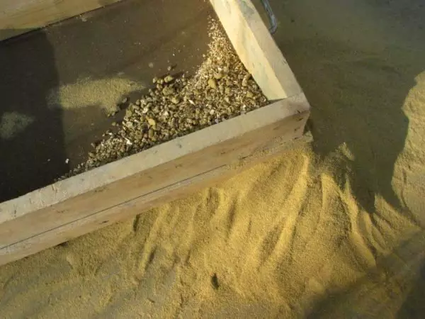 Sand sifting
