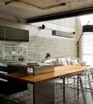 Grande cucina con mobili moderni e finitura loft