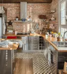 Cucina stretta e piccola con elementi loft