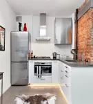 Interior loteng putih dan kelabu di dapur kecil
