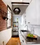 Perabot loteng di dapur sempit