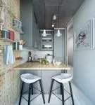 Cociña estreita e brillante loft con mobles prácticos