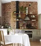 Dapur kecil dengan suasana loteng dan dinding bata