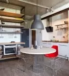 Dhomë të gjerë kuzhine-gjallë në apartament me stilin e papafingo