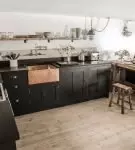 Ruang tamu dapur besar dengan butiran gaya loteng