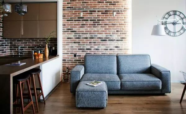 Sofá na sala de estar de cociña en estilo loft