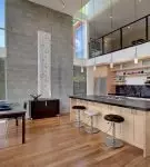 Spaziosa cucina in una casa a due piani