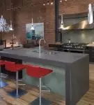 Tavolo grigio in una grande cucina in casa
