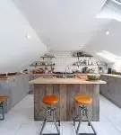 Loft keittiö, jossa valkoinen katto Mansardissa