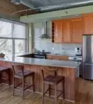 Kleine heldere keuken met loft-stijlelementen