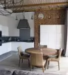 Tavolo rotondo in cucina in casa con l'interno nello stile del loft