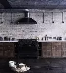 Suuri keittiö, jossa on tummat huonekalut loft-tyyliin