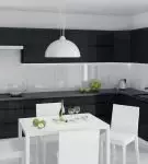 Fone de ouvido preto na cozinha em minimalismo de estilo espetacular