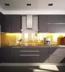 Tablier lumineux dans la cuisine dans le style de minimalisme