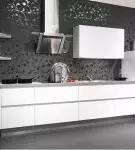रसोई में काले दीवार और सफेद फर्नीचर