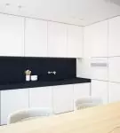 Чорний фартух і білосніжна меблі на кухні